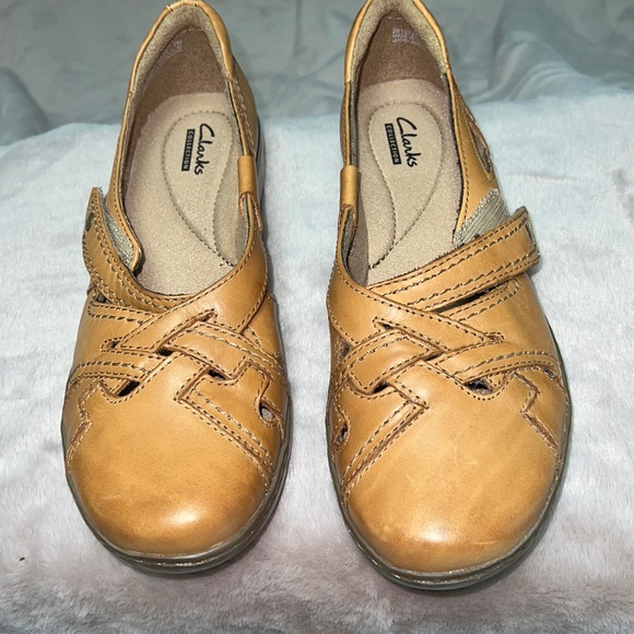 Clarks | Shoes | Clarks Tan Leather Shoe Sz 8 Adjustable Velcro Strap ...
